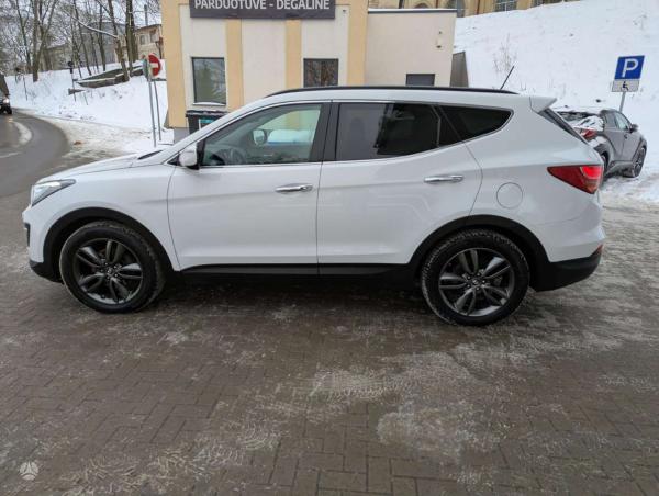 White Hyundai Santa Fe 2013 in Vilnius, with an engine capacity of 2.20 L and mileage of 272 thousand km for 10400 €, photo 1 on AUTOMOTO.COM.LV