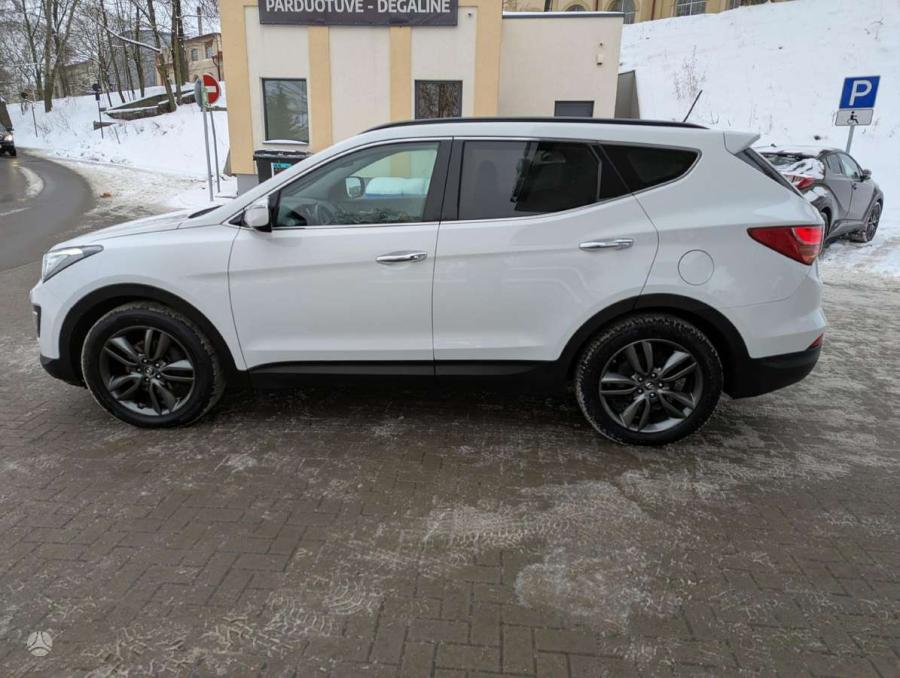 White Hyundai Santa Fe 2013 in Vilnius, with an engine capacity of 2.20 L and mileage of 272 thousand km for 10400 €, photo 1 on AUTOMOTO.COM.LV