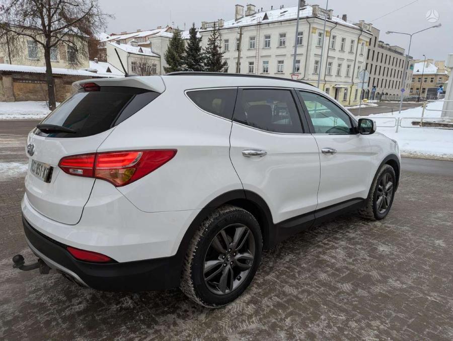 White Hyundai Santa Fe 2013 in Vilnius, with an engine capacity of 2.20 L and mileage of 272 thousand km for 10400 €, photo 2 on AUTOMOTO.COM.LV