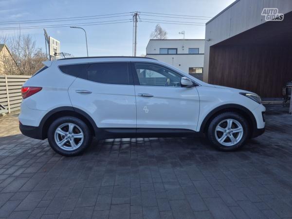 White Hyundai Santa Fe 2013 in Vilkaviskis, with an engine capacity of 2.20 L and mileage of 205 thousand km for 11200 €, photo 5 on AUTOMOTO.COM.LV