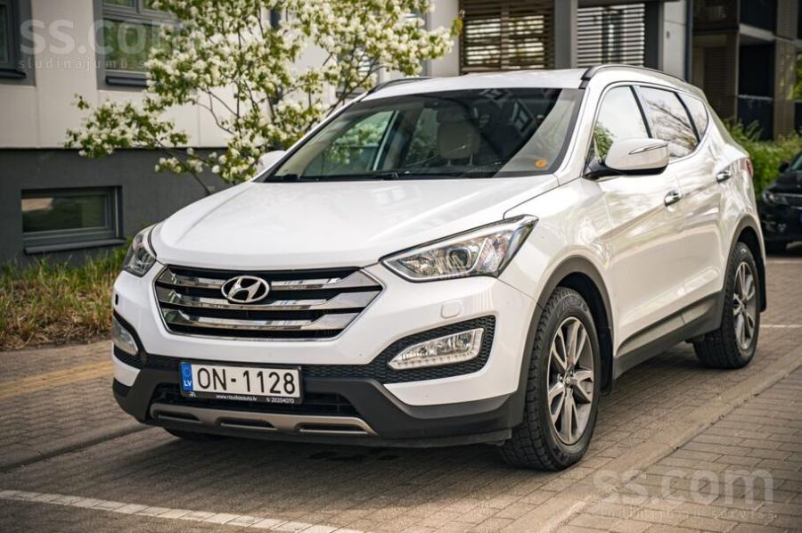 White Hyundai Santa Fe 2013 in Riga, with an engine capacity of 2.20 L and mileage of 0 thousand km for 9990 €, photo 1 on AUTOMOTO.COM.LV
