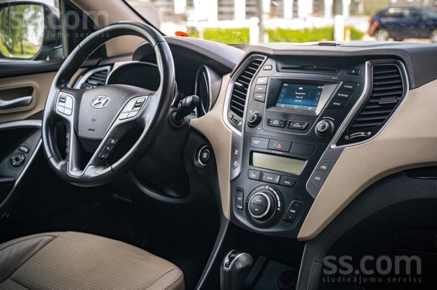 White Hyundai Santa Fe 2013 in Riga, with an engine capacity of 2.20 L and mileage of 0 thousand km for 9990 €, photo 8 on AUTOMOTO.COM.LV