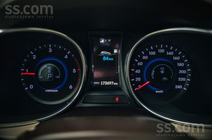 White Hyundai Santa Fe 2013 in Riga, with an engine capacity of 2.20 L and mileage of 0 thousand km for 9990 €, photo 23 on AUTOMOTO.COM.LV