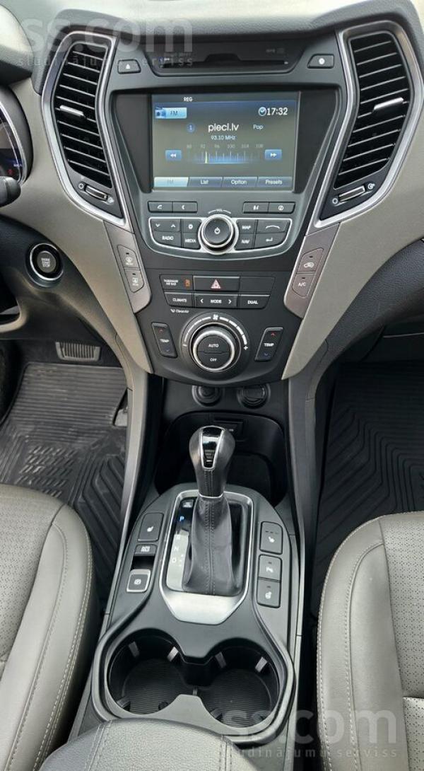 Balts Hyundai Santa Fe 2013 Rīga, ar dzinēja tilpumu 2.20 L un nobraukumu 146 tūkst. km par 11490 €, foto 4 vietnē AUTOMOTO.COM.LV
