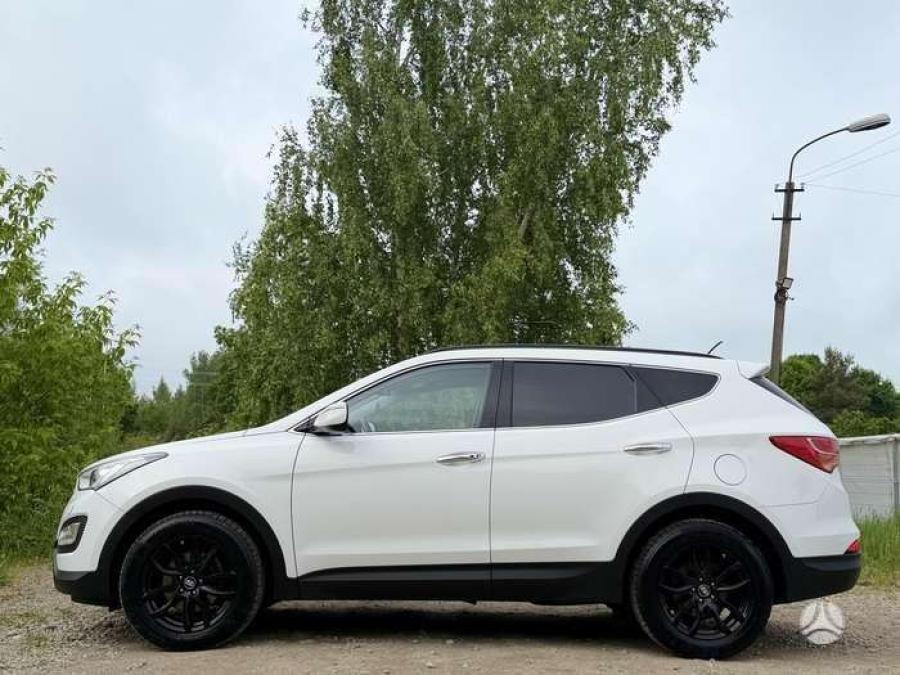 White Hyundai Santa Fe 2013 in Siauliai, with an engine capacity of 2.20 L and mileage of 171 thousand km for 13450 €, photo 14 on AUTOMOTO.COM.LV