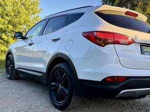 White Hyundai Santa Fe 2013 in Siauliai, with an engine capacity of 2.20 L and mileage of 250 thousand km for 13750 €, photo 8 on AUTOMOTO.COM.LV