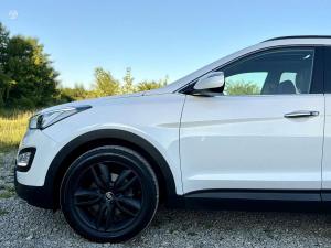 White Hyundai Santa Fe 2013 in Siauliai, with an engine capacity of 2.20 L and mileage of 250 thousand km for 13750 €, photo 14 on AUTOMOTO.COM.LV