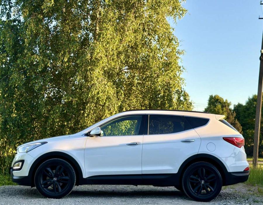 White Hyundai Santa Fe 2013 in Siauliai, with an engine capacity of 2.20 L and mileage of 250 thousand km for 13750 €, photo 16 on AUTOMOTO.COM.LV