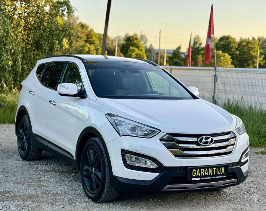 White Hyundai Santa Fe 2013 in Siauliai, with an engine capacity of 2.20 L and mileage of 250 thousand km for 13750 €, photo 19 on AUTOMOTO.COM.LV
