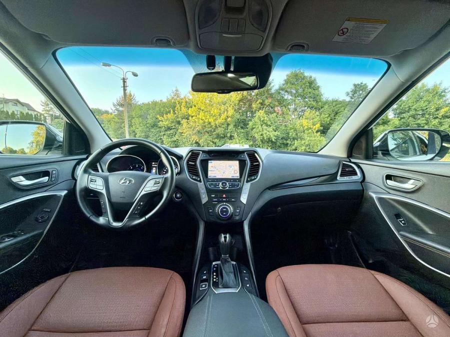 White Hyundai Santa Fe 2013 in Siauliai, with an engine capacity of 2.20 L and mileage of 250 thousand km for 13750 €, photo 22 on AUTOMOTO.COM.LV