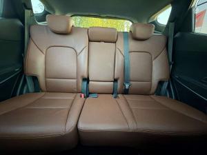 White Hyundai Santa Fe 2013 in Siauliai, with an engine capacity of 2.20 L and mileage of 250 thousand km for 13750 €, photo 28 on AUTOMOTO.COM.LV