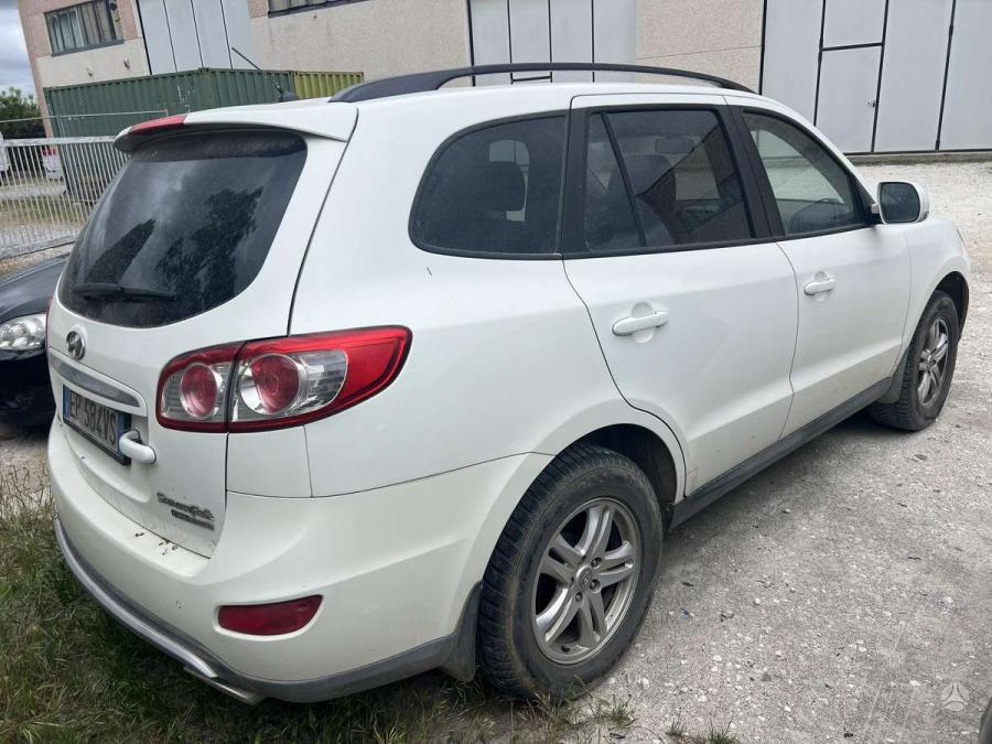 Balts Hyundai Santa Fe 2013 Pasvalys, ar dzinēja tilpumu 2.00 L un nobraukumu 290 tūkst. km par 3200 €, foto 5 vietnē AUTOMOTO.COM.LV