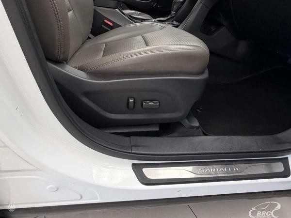 White Hyundai Santa Fe 2013 in Vilnius, with an engine capacity of 2.36 L and mileage of 146 thousand km for 6900 €, photo 7 on AUTOMOTO.COM.LV
