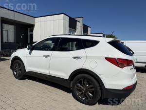 Balts Hyundai Santa Fe 2013 Rīga, ar dzinēja tilpumu 2.20 L un nobraukumu 189 tūkst. km par 11000 €, foto  vietnē AUTOMOTO.COM.LV