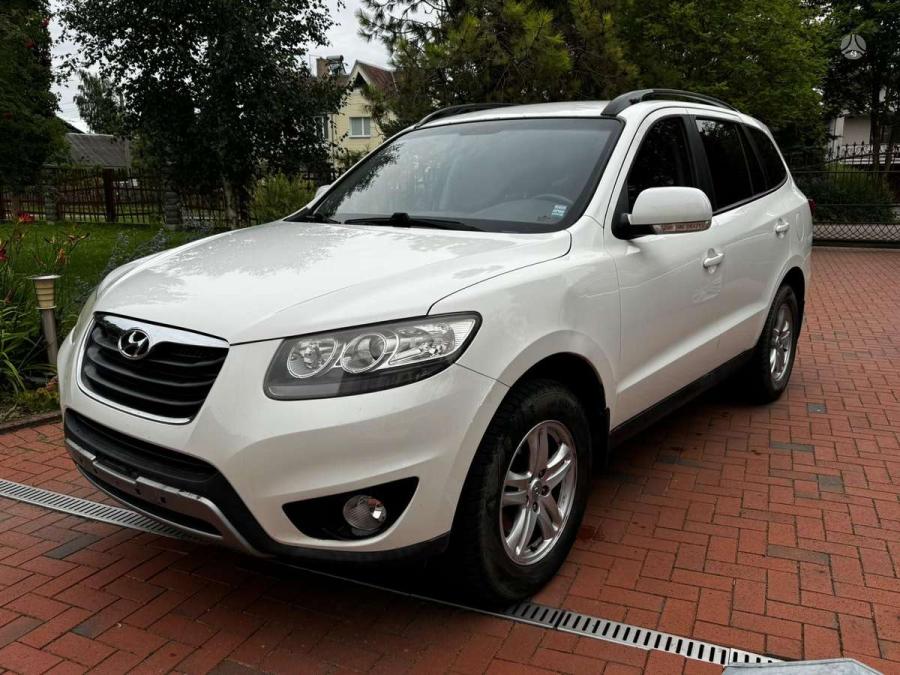 White Hyundai Santa Fe 2013 in Pasvalys, with an engine capacity of 2.00 L and mileage of 240 thousand km for 5300 €, photo 1 on AUTOMOTO.COM.LV