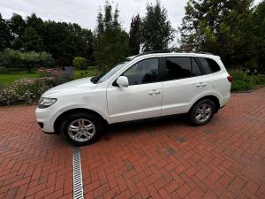 White Hyundai Santa Fe 2013 in Pasvalys, with an engine capacity of 2.00 L and mileage of 240 thousand km for 5300 €, photo 3 on AUTOMOTO.COM.LV