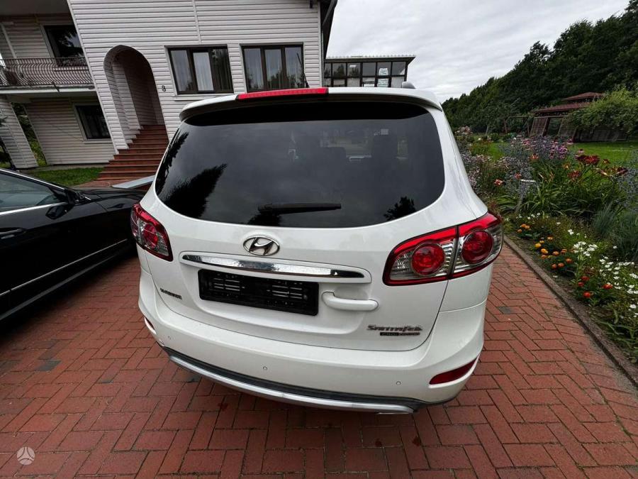 White Hyundai Santa Fe 2013 in Pasvalys, with an engine capacity of 2.00 L and mileage of 240 thousand km for 5300 €, photo 5 on AUTOMOTO.COM.LV