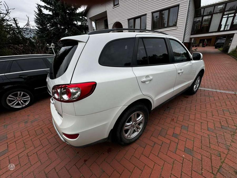 White Hyundai Santa Fe 2013 in Pasvalys, with an engine capacity of 2.00 L and mileage of 240 thousand km for 5300 €, photo 6 on AUTOMOTO.COM.LV
