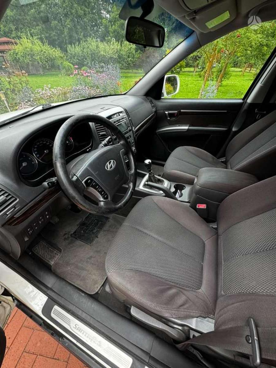 White Hyundai Santa Fe 2013 in Pasvalys, with an engine capacity of 2.00 L and mileage of 240 thousand km for 5300 €, photo 10 on AUTOMOTO.COM.LV
