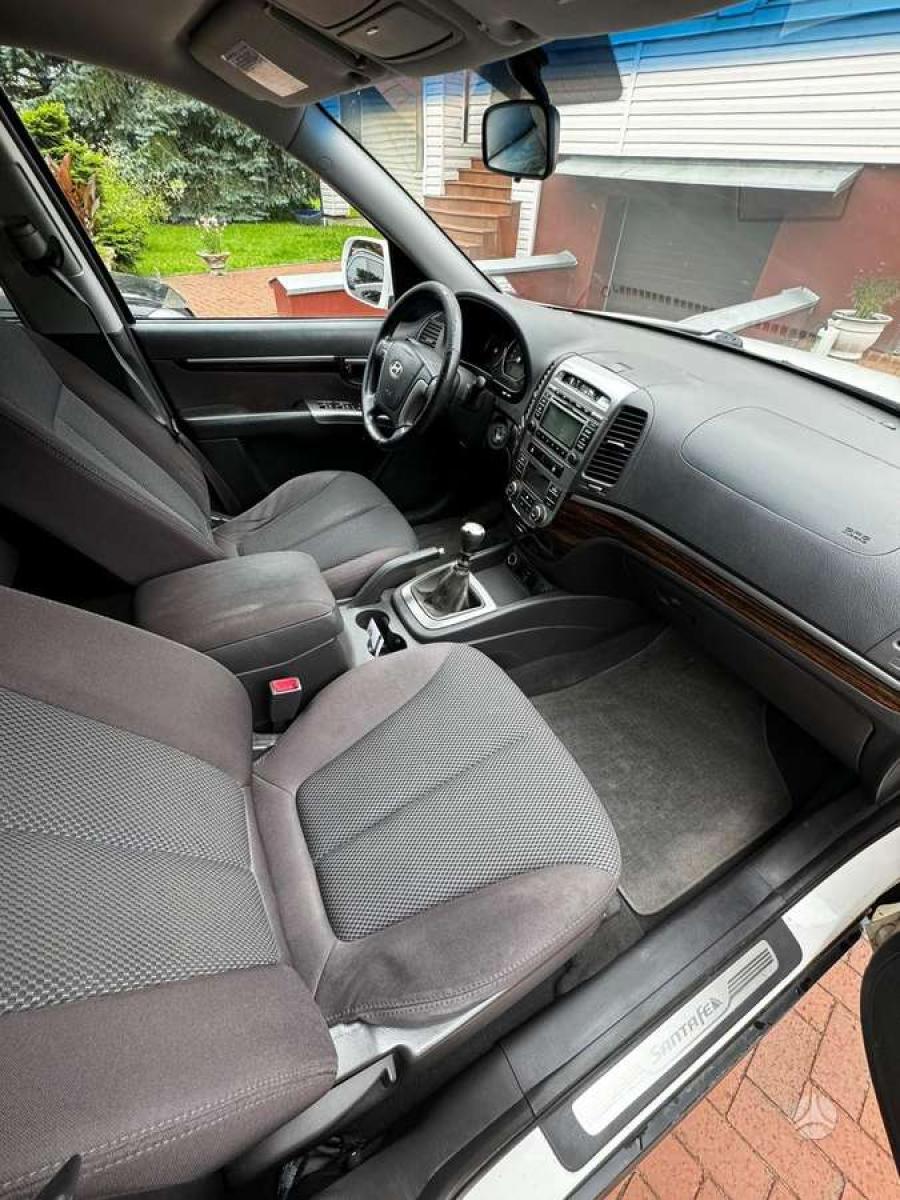 White Hyundai Santa Fe 2013 in Pasvalys, with an engine capacity of 2.00 L and mileage of 240 thousand km for 5300 €, photo 11 on AUTOMOTO.COM.LV
