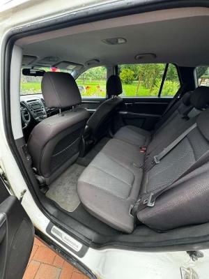 White Hyundai Santa Fe 2013 in Pasvalys, with an engine capacity of 2.00 L and mileage of 240 thousand km for 5300 €, photo 12 on AUTOMOTO.COM.LV