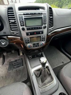 White Hyundai Santa Fe 2013 in Pasvalys, with an engine capacity of 2.00 L and mileage of 240 thousand km for 5300 €, photo 13 on AUTOMOTO.COM.LV