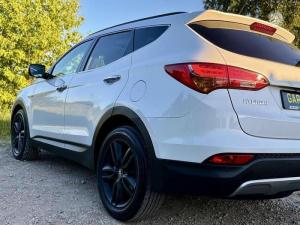 White Hyundai Santa Fe 2013 in Siauliai, with an engine capacity of 2.20 L and mileage of 250 thousand km for 13750 €, photo 8 on AUTOMOTO.COM.LV