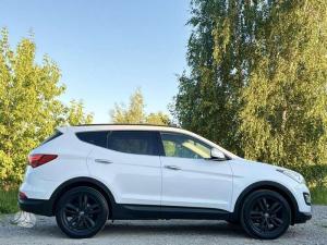 White Hyundai Santa Fe 2013 in Siauliai, with an engine capacity of 2.20 L and mileage of 250 thousand km for 13750 €, photo 17 on AUTOMOTO.COM.LV