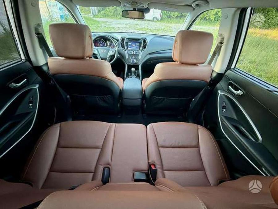 White Hyundai Santa Fe 2013 in Siauliai, with an engine capacity of 2.20 L and mileage of 250 thousand km for 13750 €, photo 29 on AUTOMOTO.COM.LV
