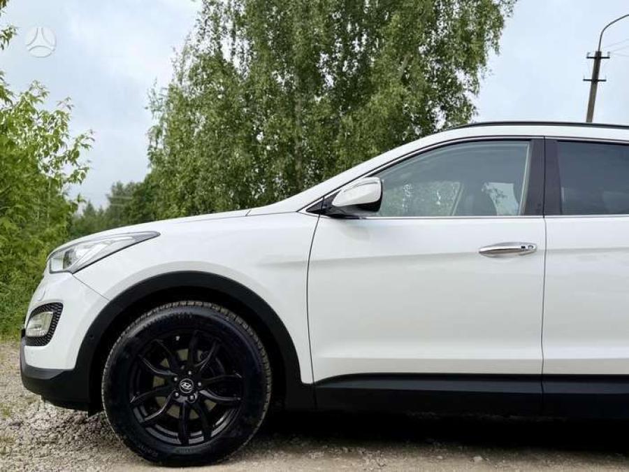 White Hyundai Santa Fe 2013 in Siauliai, with an engine capacity of 2.20 L and mileage of 171 thousand km for 13450 €, photo 12 on AUTOMOTO.COM.LV
