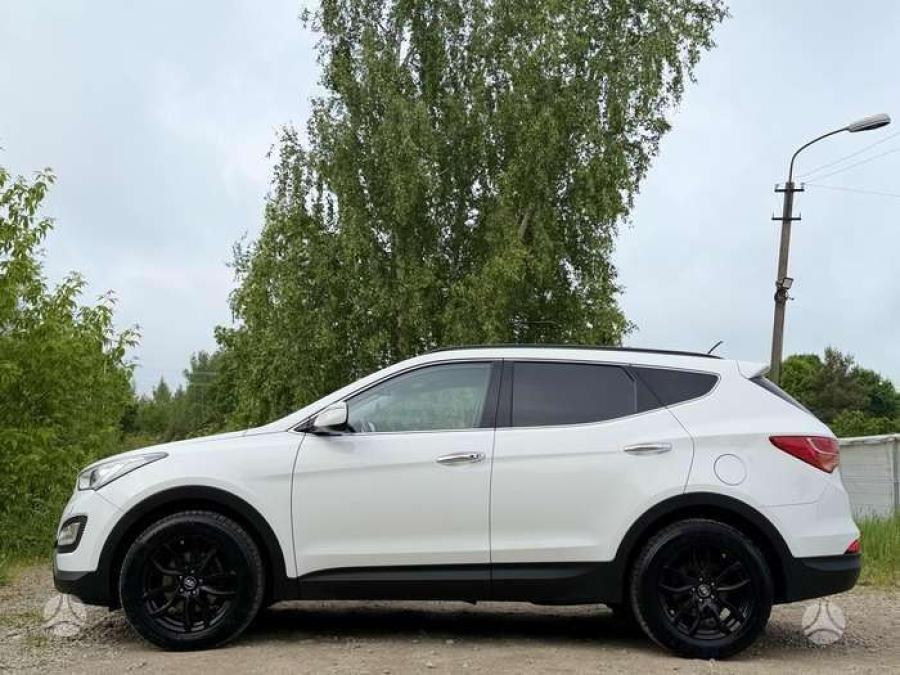 White Hyundai Santa Fe 2013 in Siauliai, with an engine capacity of 2.20 L and mileage of 171 thousand km for 13450 €, photo 14 on AUTOMOTO.COM.LV