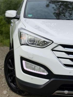 White Hyundai Santa Fe 2013 in Siauliai, with an engine capacity of 2.20 L and mileage of 171 thousand km for 13450 €, photo 18 on AUTOMOTO.COM.LV