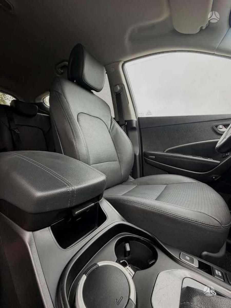 White Hyundai Santa Fe 2013 in Siauliai, with an engine capacity of 2.20 L and mileage of 171 thousand km for 13450 €, photo 26 on AUTOMOTO.COM.LV