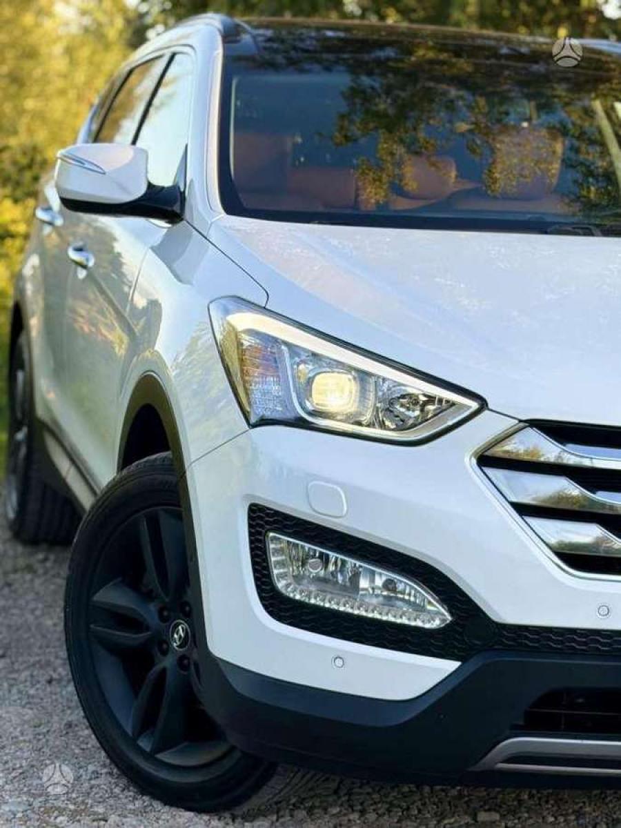 White Hyundai Santa Fe 2013 in Siauliai, with an engine capacity of 2.20 L and mileage of 250 thousand km for 13750 €, photo 10 on AUTOMOTO.COM.LV