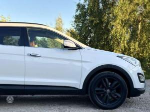 White Hyundai Santa Fe 2013 in Siauliai, with an engine capacity of 2.20 L and mileage of 250 thousand km for 13750 €, photo 13 on AUTOMOTO.COM.LV