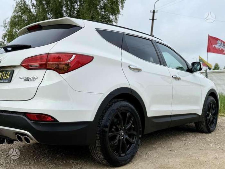 White Hyundai Santa Fe 2013 in Siauliai, with an engine capacity of 2.20 L and mileage of 171 thousand km for 13450 €, photo 9 on AUTOMOTO.COM.LV