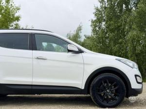 White Hyundai Santa Fe 2013 in Siauliai, with an engine capacity of 2.20 L and mileage of 171 thousand km for 13450 €, photo 11 on AUTOMOTO.COM.LV