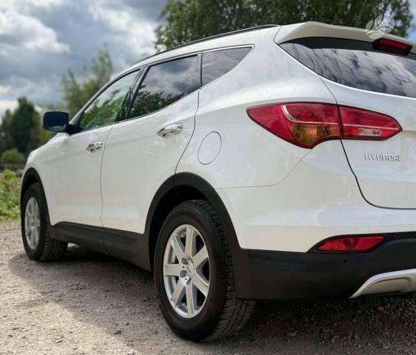 White Hyundai Santa Fe 2013 in Siauliai, with an engine capacity of 2.20 L and mileage of 254 thousand km for 12950 €, photo 7 on AUTOMOTO.COM.LV