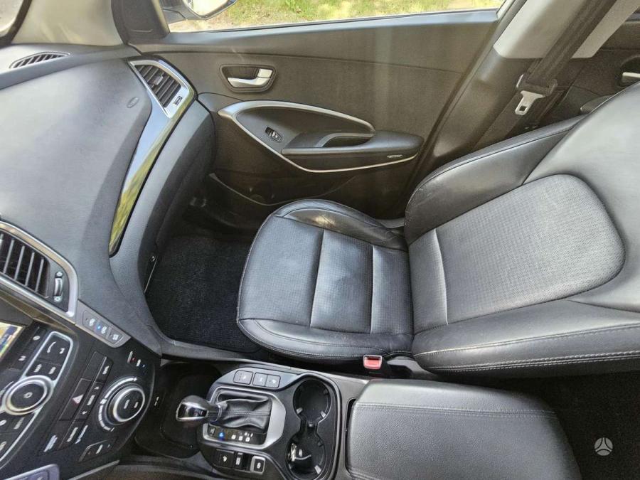 White Hyundai Santa Fe 2013 in Kaunas, with an engine capacity of 2.20 L and mileage of 253 thousand km for 8600 €, photo 24 on AUTOMOTO.COM.LV