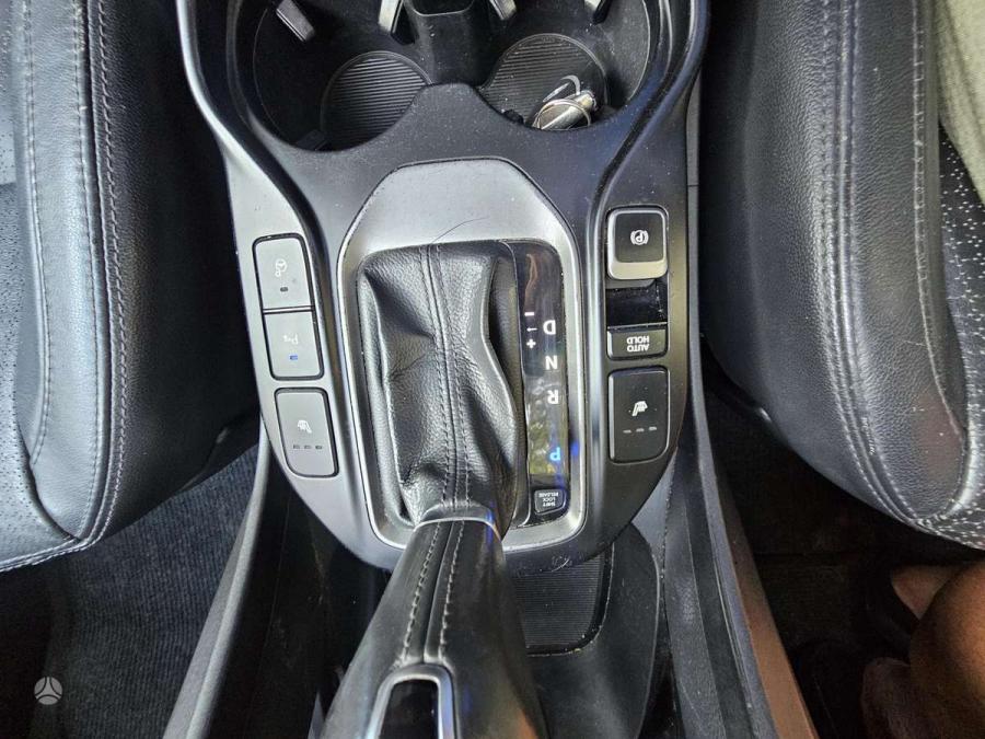 White Hyundai Santa Fe 2013 in Kaunas, with an engine capacity of 2.20 L and mileage of 253 thousand km for 8600 €, photo 26 on AUTOMOTO.COM.LV