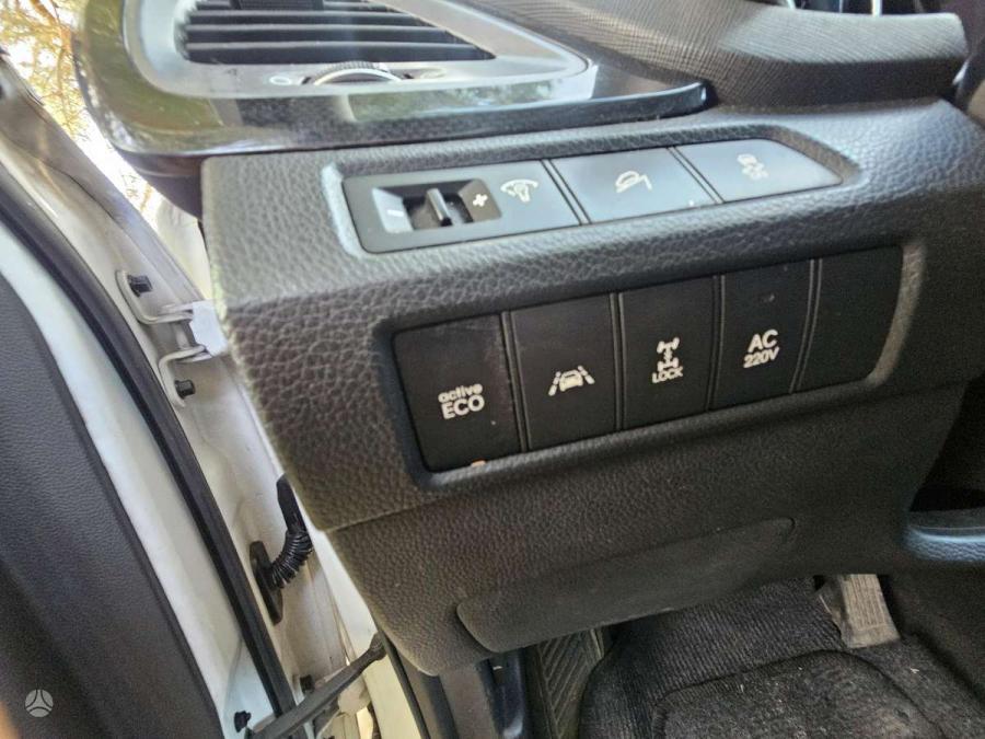 White Hyundai Santa Fe 2013 in Kaunas, with an engine capacity of 2.20 L and mileage of 253 thousand km for 8600 €, photo 35 on AUTOMOTO.COM.LV