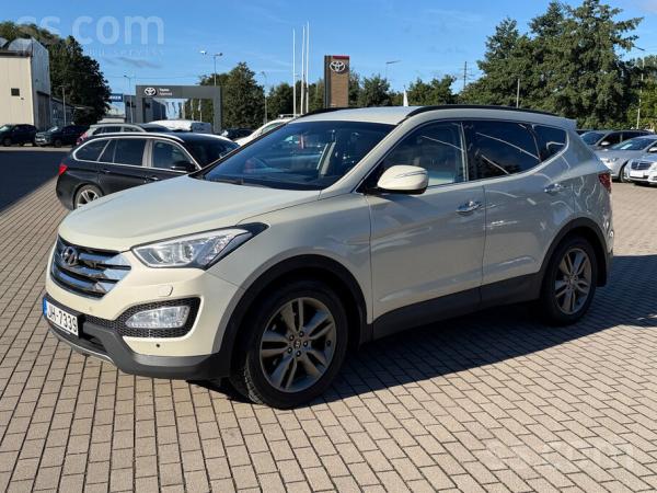 White Hyundai Santa Fe 2013 in Liepaja, with an engine capacity of 2.20 L and mileage of 198 thousand km for 9400 €, photo 1 on AUTOMOTO.COM.LV