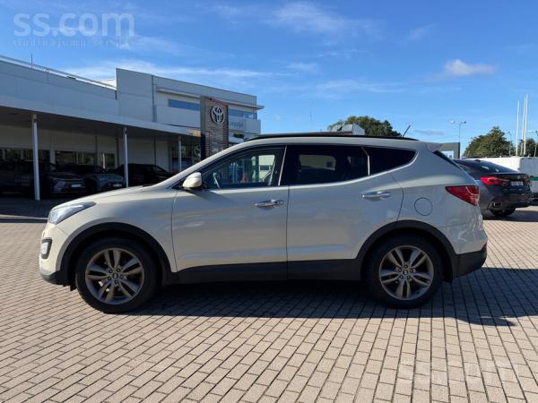 White Hyundai Santa Fe 2013 in Liepaja, with an engine capacity of 2.20 L and mileage of 198 thousand km for 9400 €, photo 3 on AUTOMOTO.COM.LV
