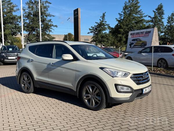 White Hyundai Santa Fe 2013 in Liepaja, with an engine capacity of 2.20 L and mileage of 198 thousand km for 9400 €, photo 5 on AUTOMOTO.COM.LV