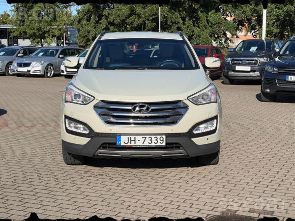 White Hyundai Santa Fe 2013 in Liepaja, with an engine capacity of 2.20 L and mileage of 198 thousand km for 9400 €, photo 8 on AUTOMOTO.COM.LV
