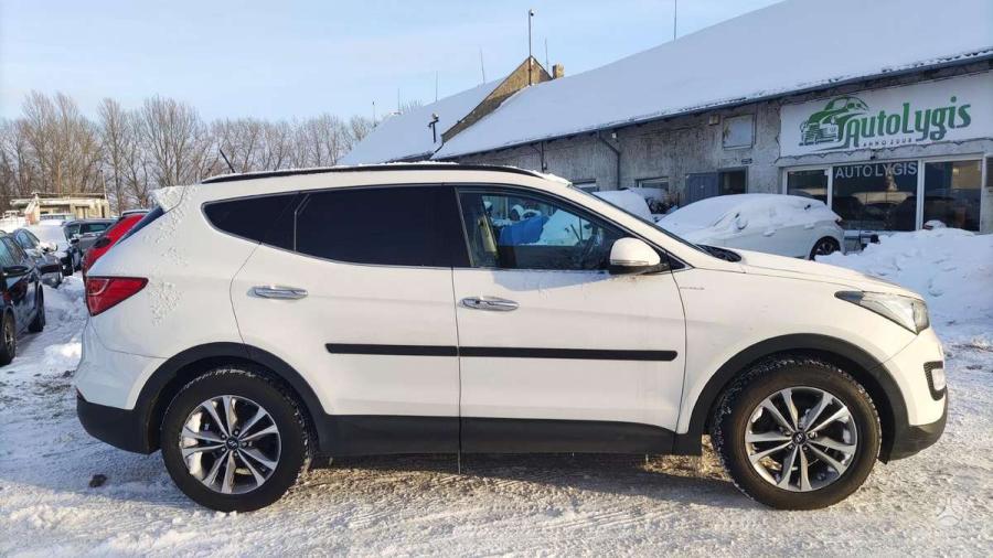 White Hyundai Santa Fe 2014 in Klaipeda, with an engine capacity of 2.20 L and mileage of 228 thousand km for 9950 €, photo 3 on AUTOMOTO.COM.LV