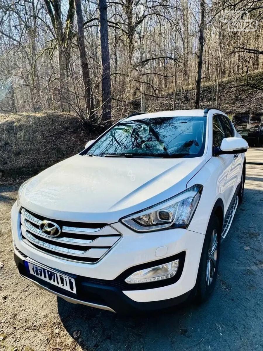 White Hyundai Santa Fe 2014 in Vilnius, with an engine capacity of 2.20 L and mileage of 124 thousand km for 10800 €, photo 1 on AUTOMOTO.COM.LV