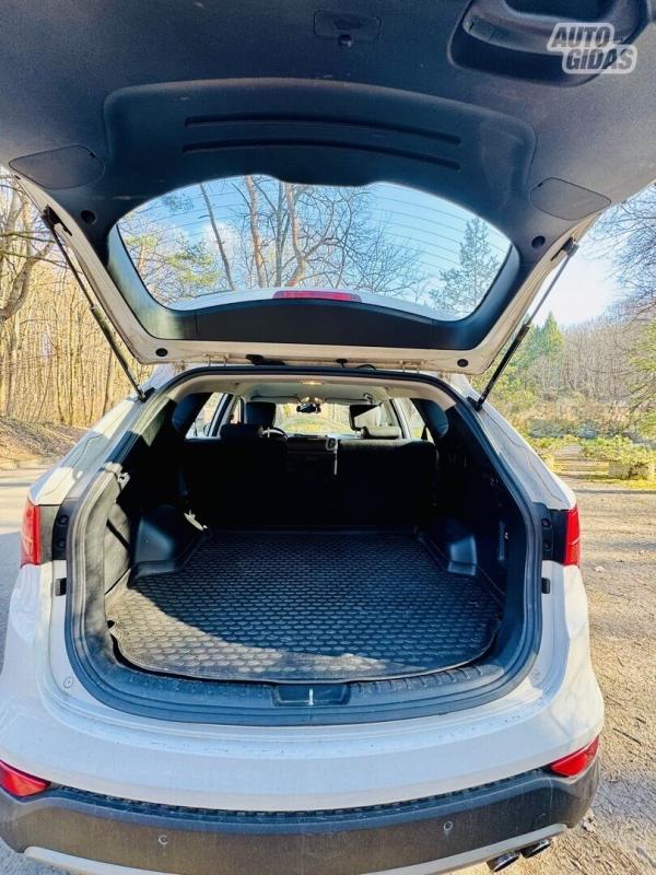 White Hyundai Santa Fe 2014 in Vilnius, with an engine capacity of 2.20 L and mileage of 124 thousand km for 10800 €, photo 5 on AUTOMOTO.COM.LV