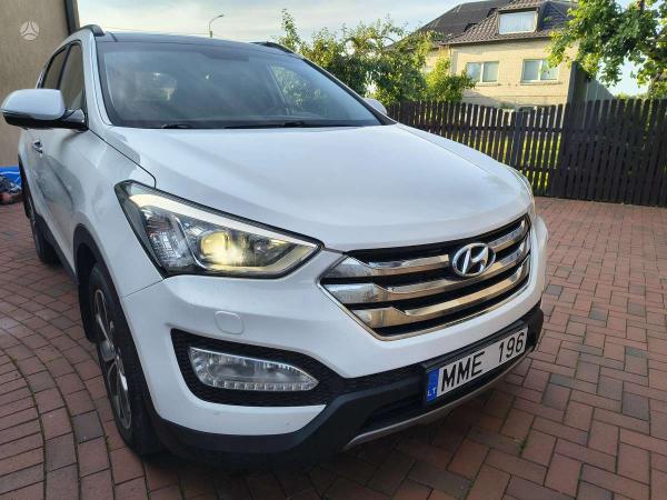 White Hyundai Santa Fe 2014 in Vilnius, with an engine capacity of 2.20 L and mileage of 300 thousand km for 11200 €, photo 4 on AUTOMOTO.COM.LV