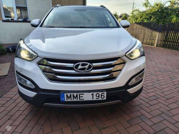 White Hyundai Santa Fe 2014 in Vilnius, with an engine capacity of 2.20 L and mileage of 300 thousand km for 11200 €, photo 5 on AUTOMOTO.COM.LV